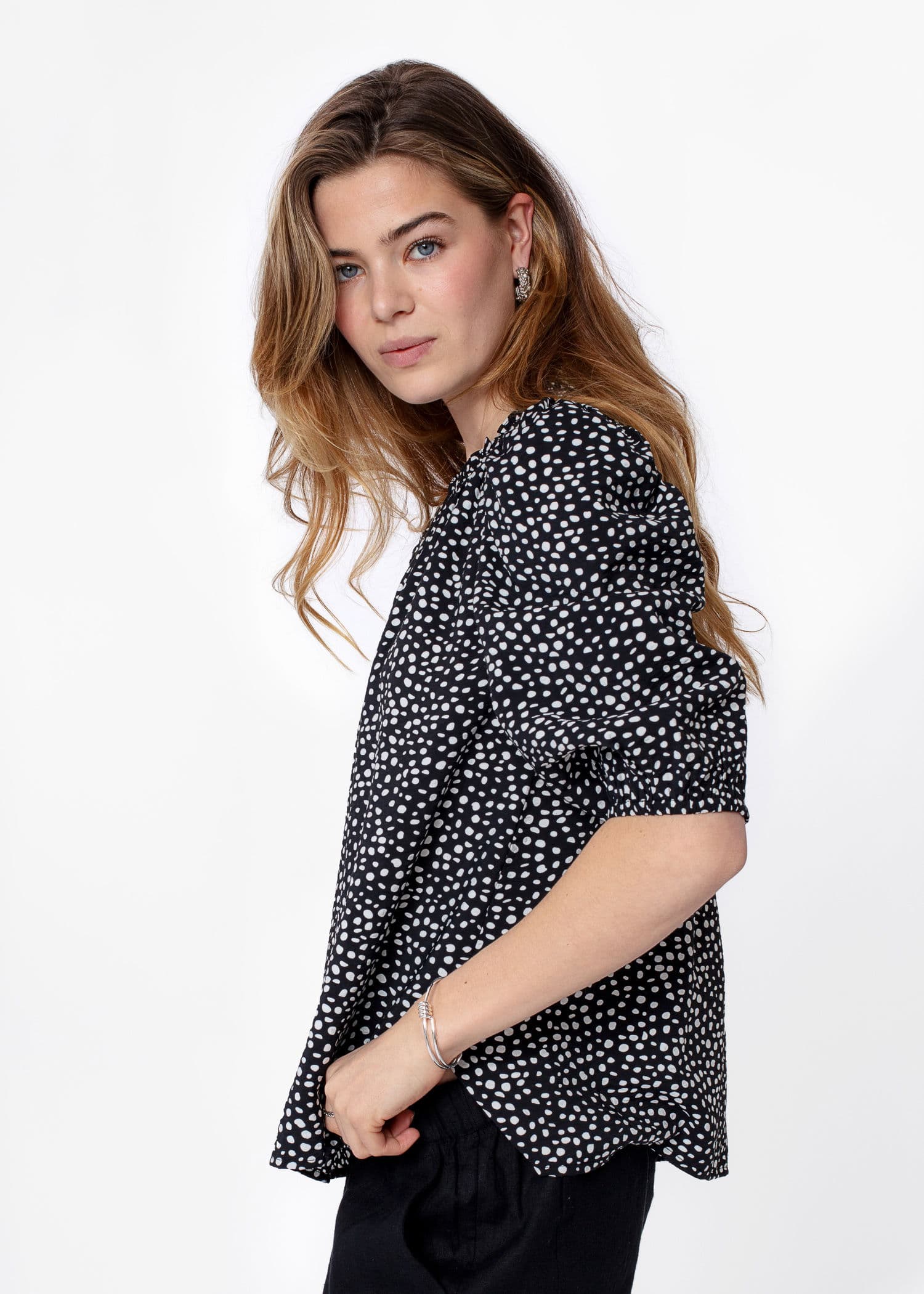 ZIZI - Prickig blus med puffärm - Svart | Indiska.com