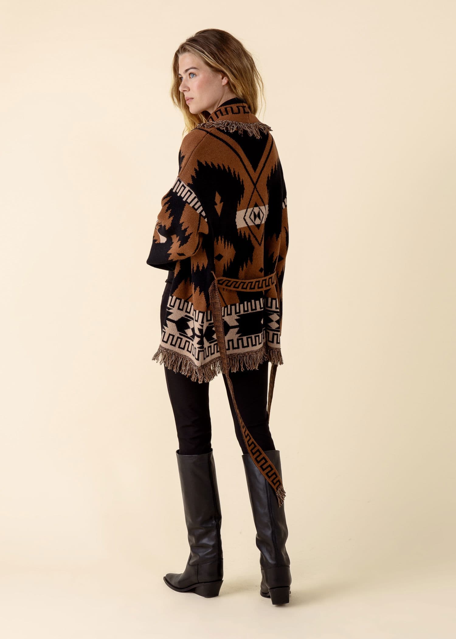 IKAT - Mönstrad cardigan med fransar - Brun | Indiska.com