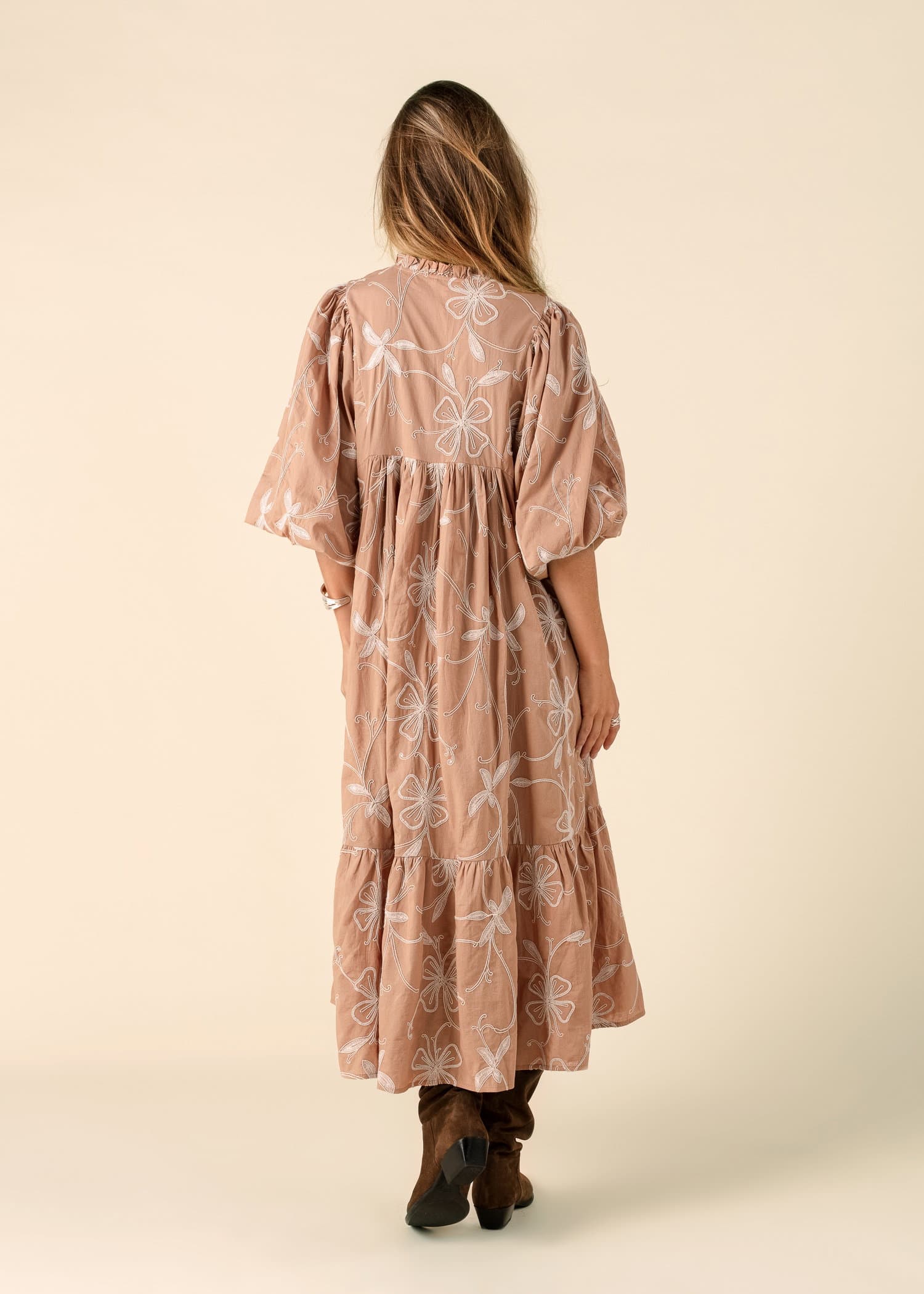 CORNELIA - Pitkä musta puhvihihainen mekko - Beige | Indiska.com